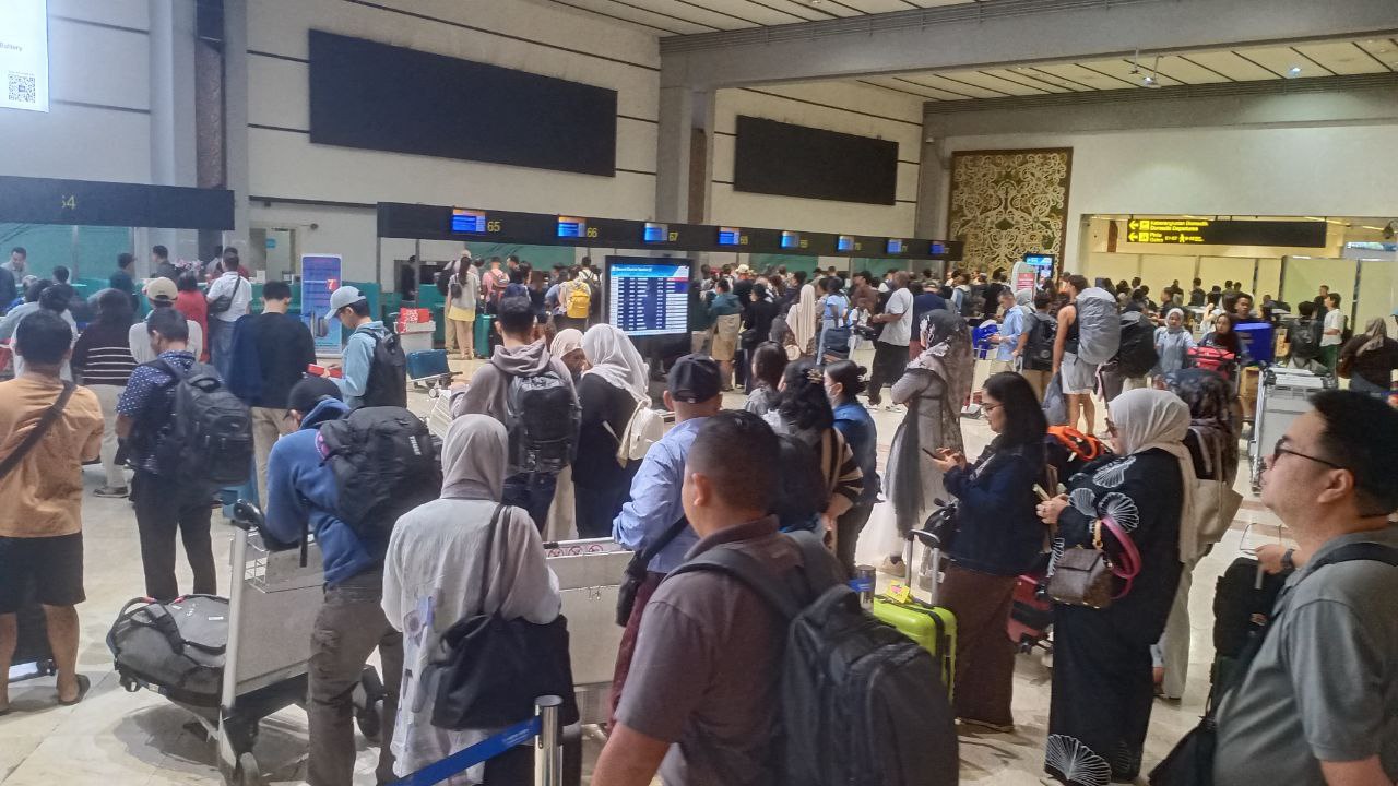 Kepadatan Penumpang di Counter Chek In, Terminal 2 Soetta - Berita Daerah
