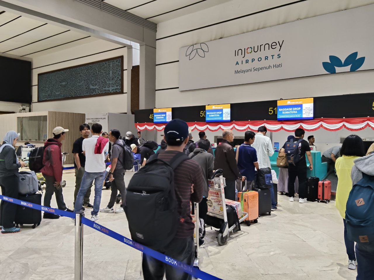 Antrian Penumpang di Counter Check In, Terminal 2 Bandara Soetta ...