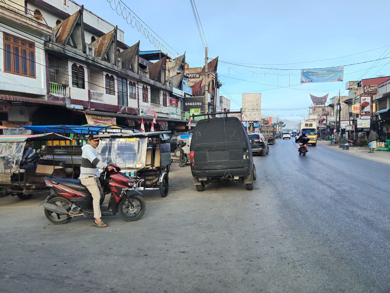 Suasana Pasar Tradisional Laguboti di Kabupaten Toba - Berita Daerah