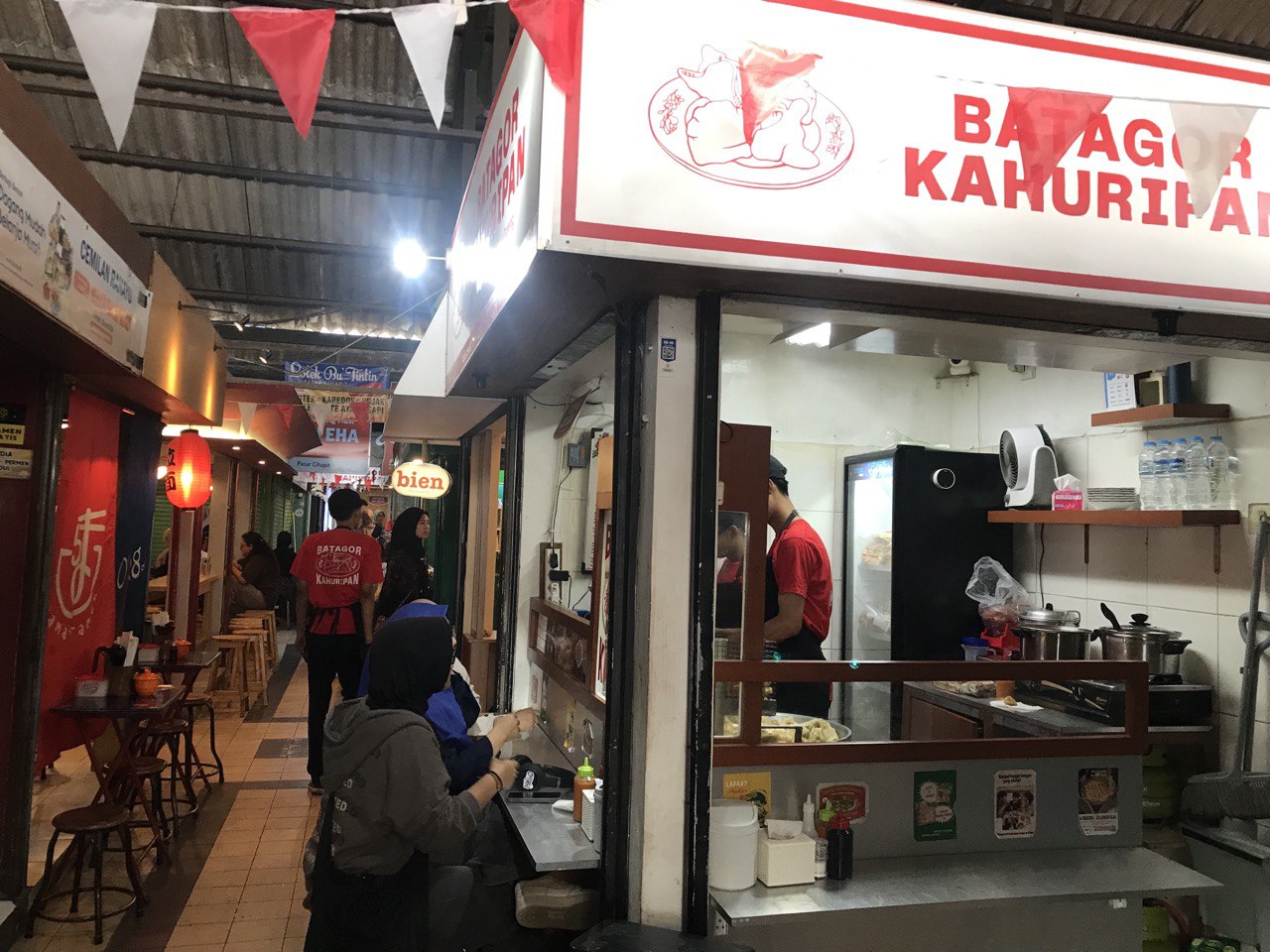 Nuansa Merah Putih di Pasar Cihapit Bandung - Berita Daerah