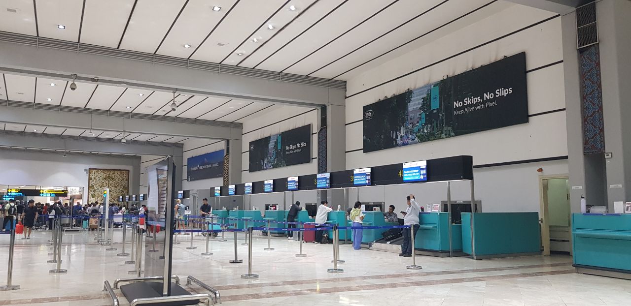 Suasana Counter Check In di Terminal 2 Bandara Soetta - Berita Daerah