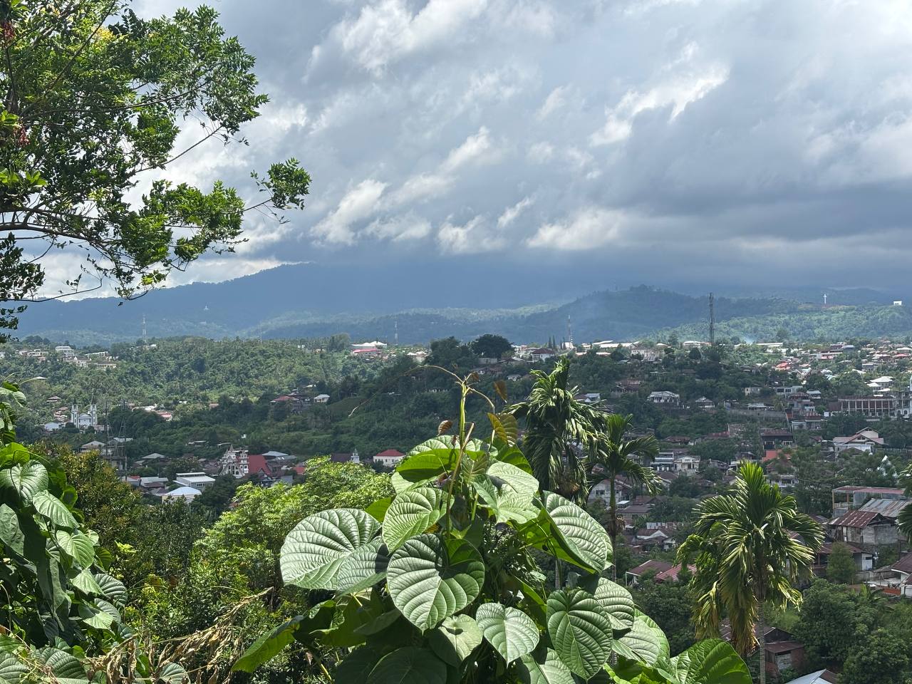 Pemandangan Bukit dari Kelurahan Bumi Nyiur, Kota Manado - Berita Daerah
