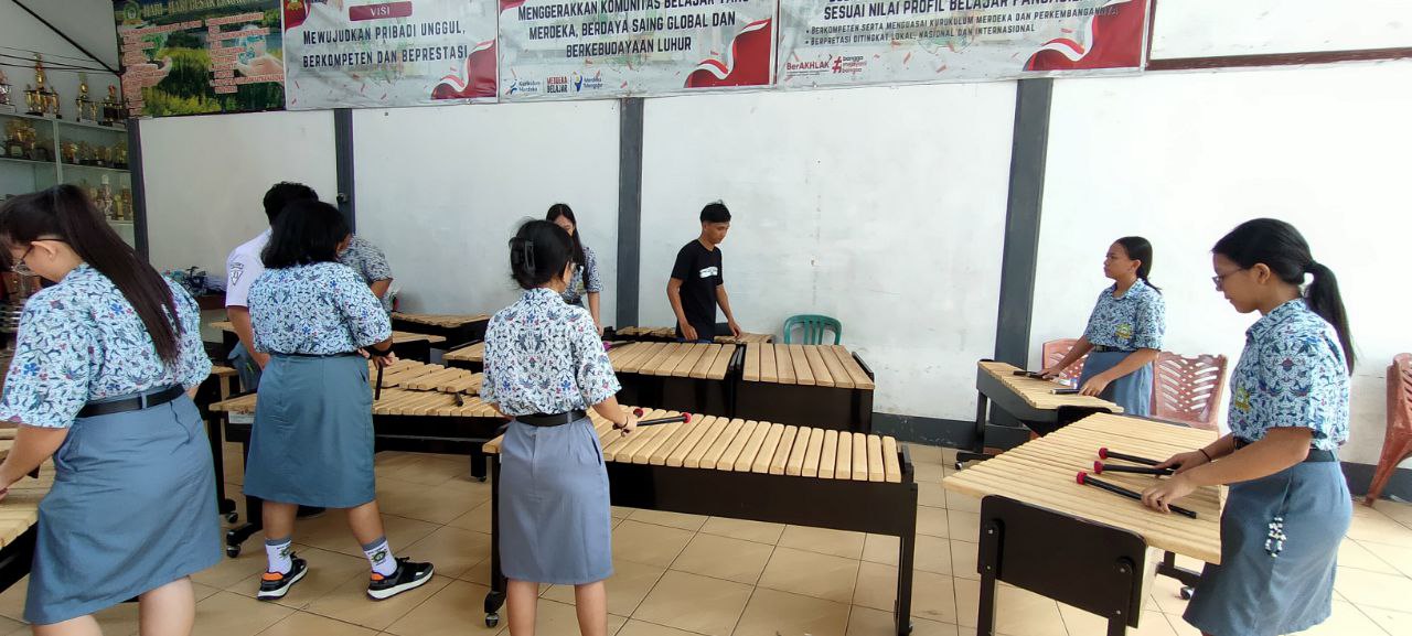 Siswi SMA Negeri 7 Manado Bermain Kolintang - Berita Daerah