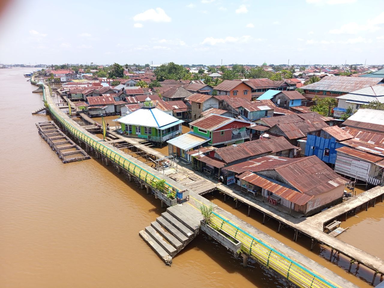 Deretan Rumah Kayu di Tepi Sungai Kapuas, Pontianak - Berita Daerah