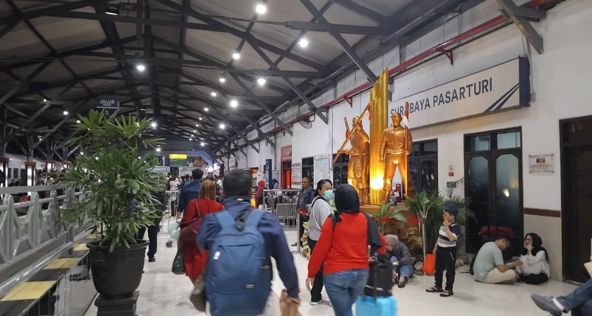 Suasana Stasiun Pasar Turi Surabaya Di Malam Hari - Berita Daerah