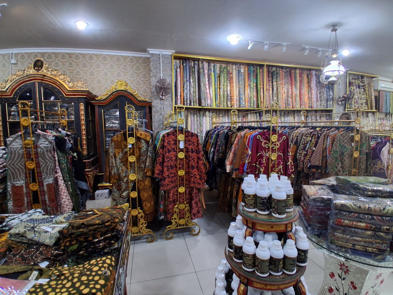 Toko Batik di Kawasan Mayestik, Jakarta Selatan - Berita Daerah