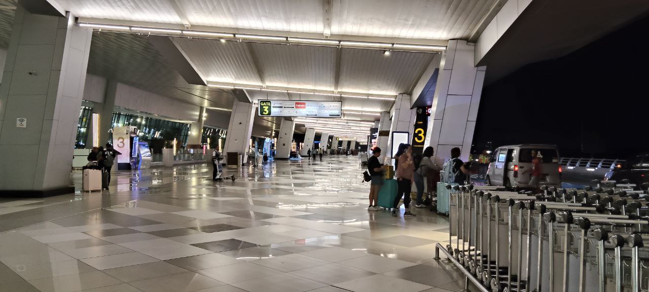 Suasana Terminal 3 Keberangkatan di Bandara Soekarno Hatta, Tangerang ...