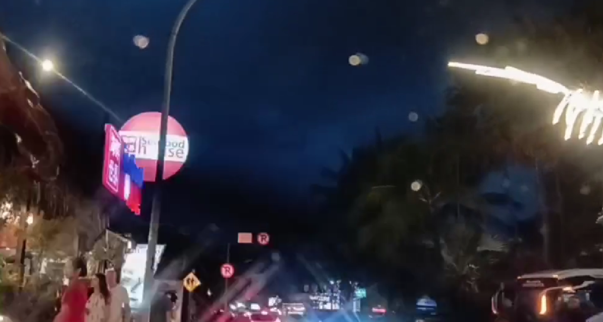 Keramaian Wisatawan di Jalan Kuta, Kabupaten Badung, Bali - Berita Daerah