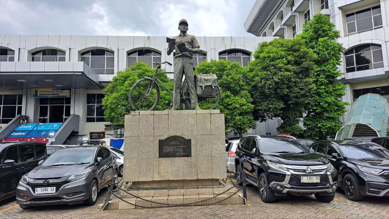 Patung Pak Pos dengan Sepedanya di Kantor Pos Besar Jakarta - Berita Daerah