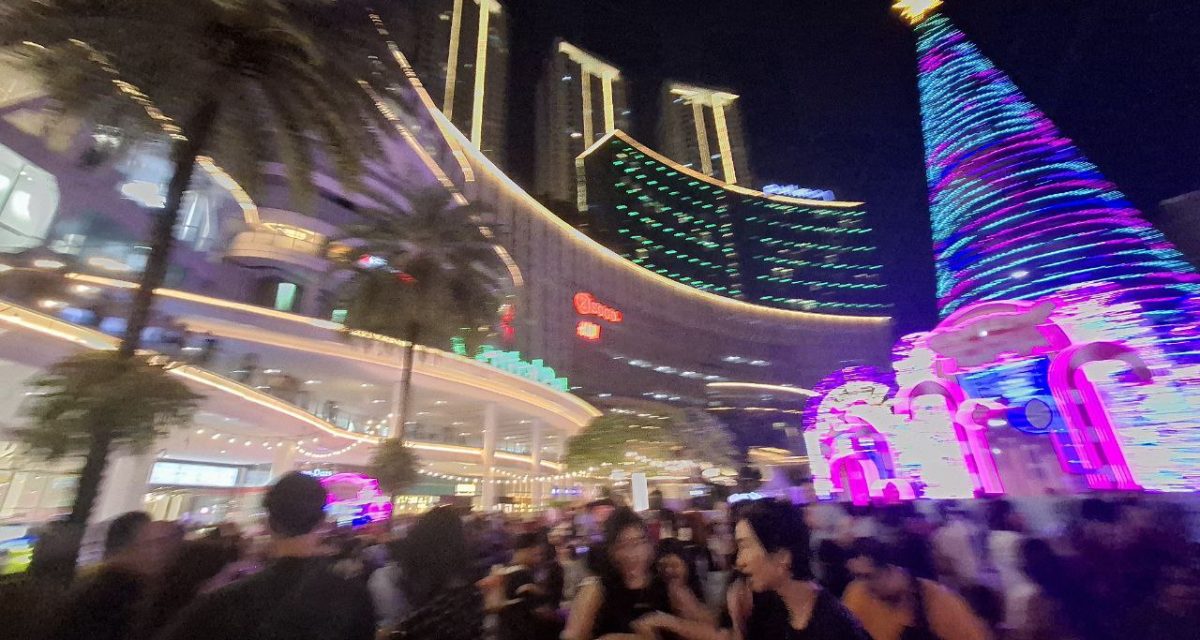 Pengunjung Menyaksikan Dekorasi Natal di Mall Central Park Jakarta ...