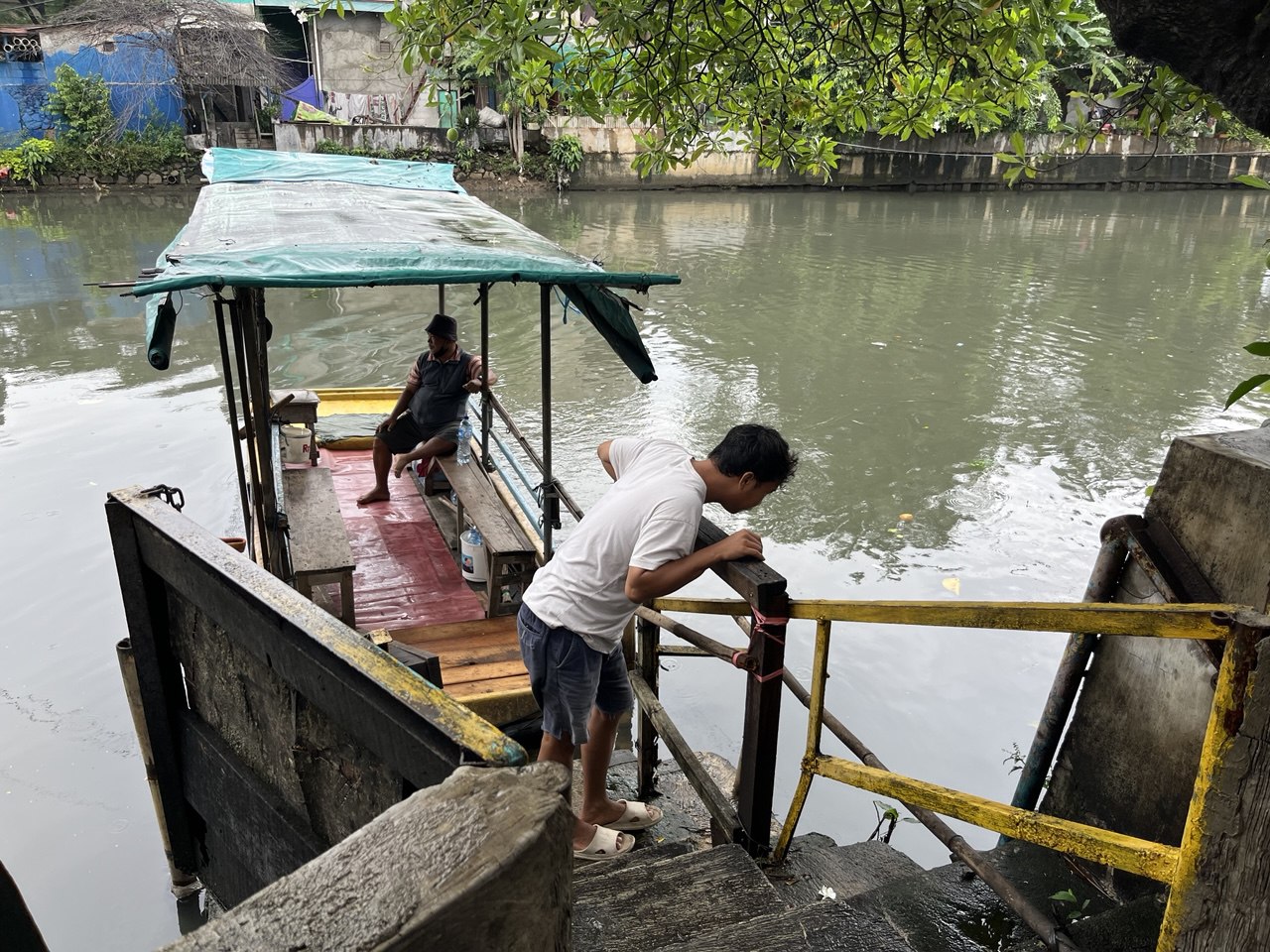 Perahu Getek di Kali Pasar Ular Plumpang, Jakarta - Berita Daerah