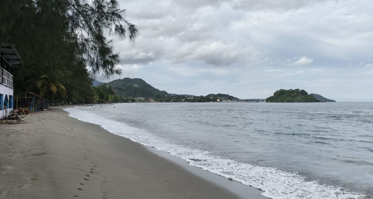 Pemandangan Pantai Hamadi di Kota Jayapura, Papua - Berita Daerah