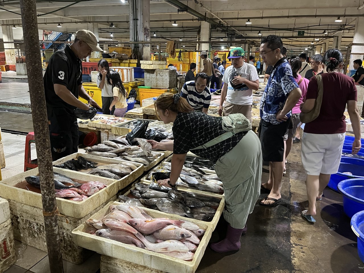 Penjual Ikan di Pasar Ikan Modern Muara Baru Jakarta - Berita Daerah